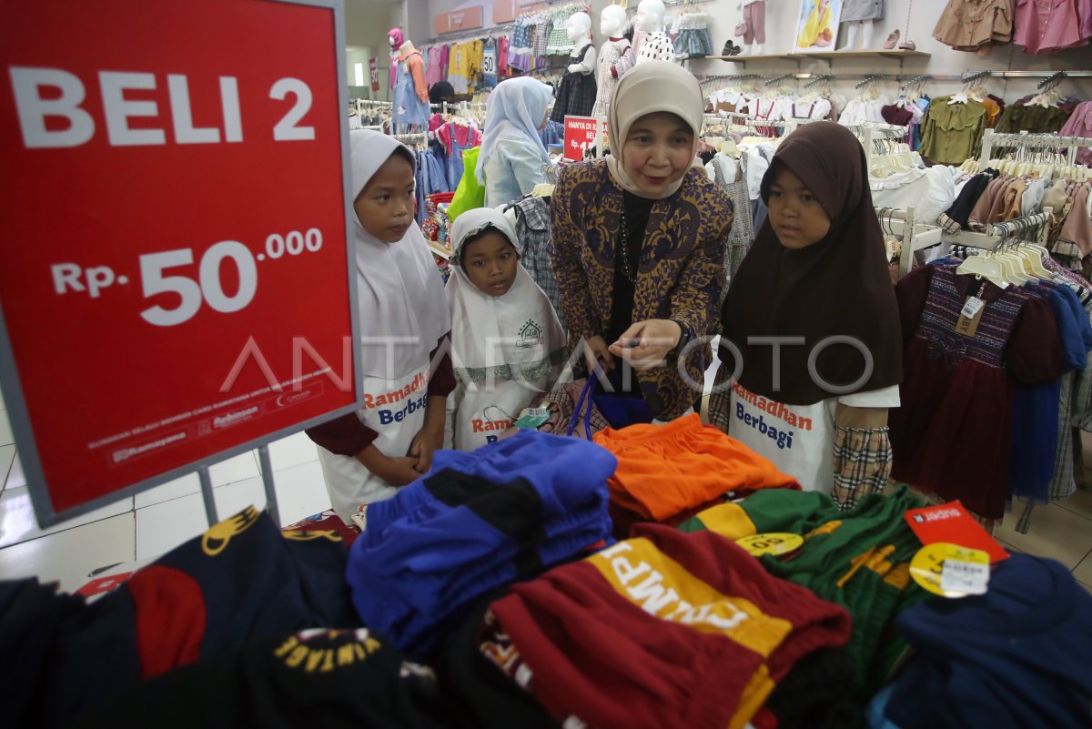 BELANJA LEBARAN BERSAMA ANAK YATIM | ANTARA Foto