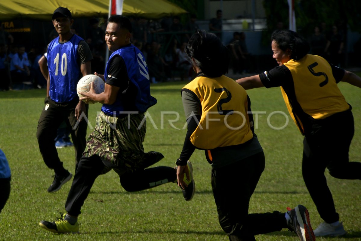 Sepak bola tangan pakai sarung | ANTARA Foto Sepak bola tangan pakai sarung | ANTARA Foto