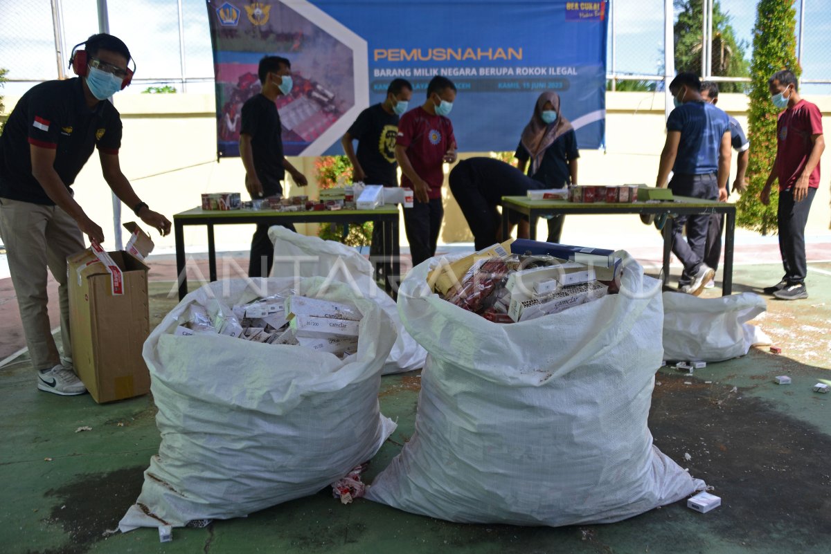 Pemusnahan rokok ilegal di Aceh | ANTARA Foto