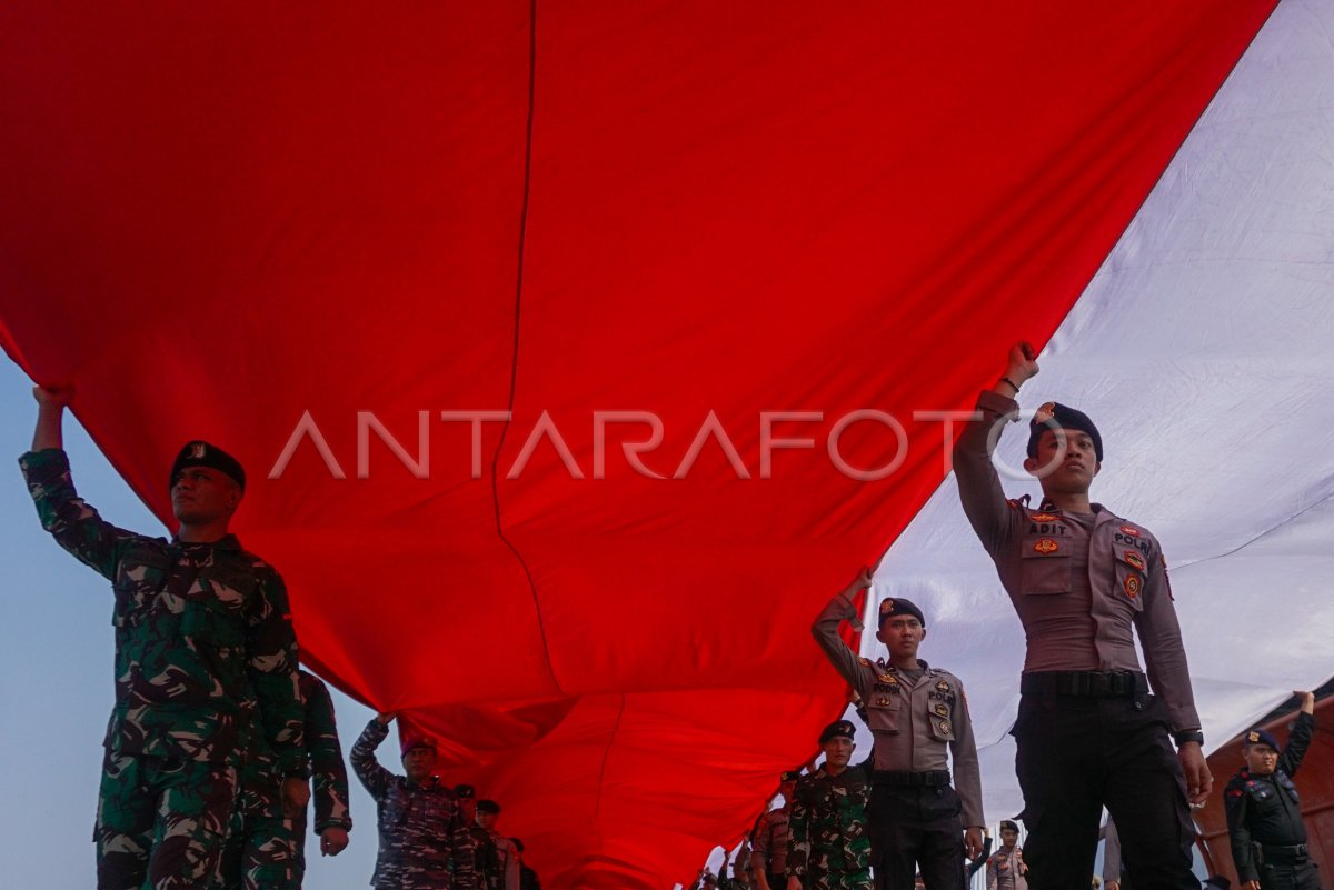 Kirab bendera merah putih 150 meter | ANTARA Foto