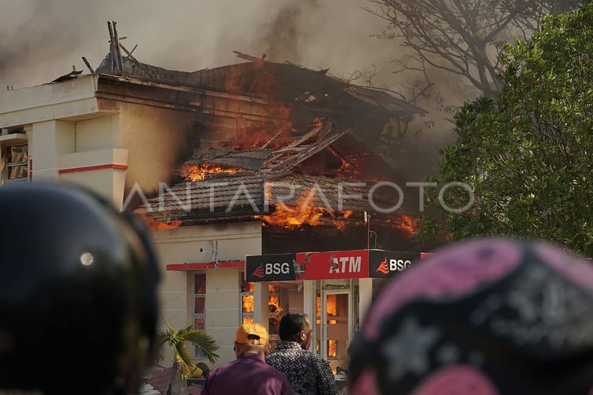 Kantor Bupati Pohuwato dibakar massa | ANTARA Foto