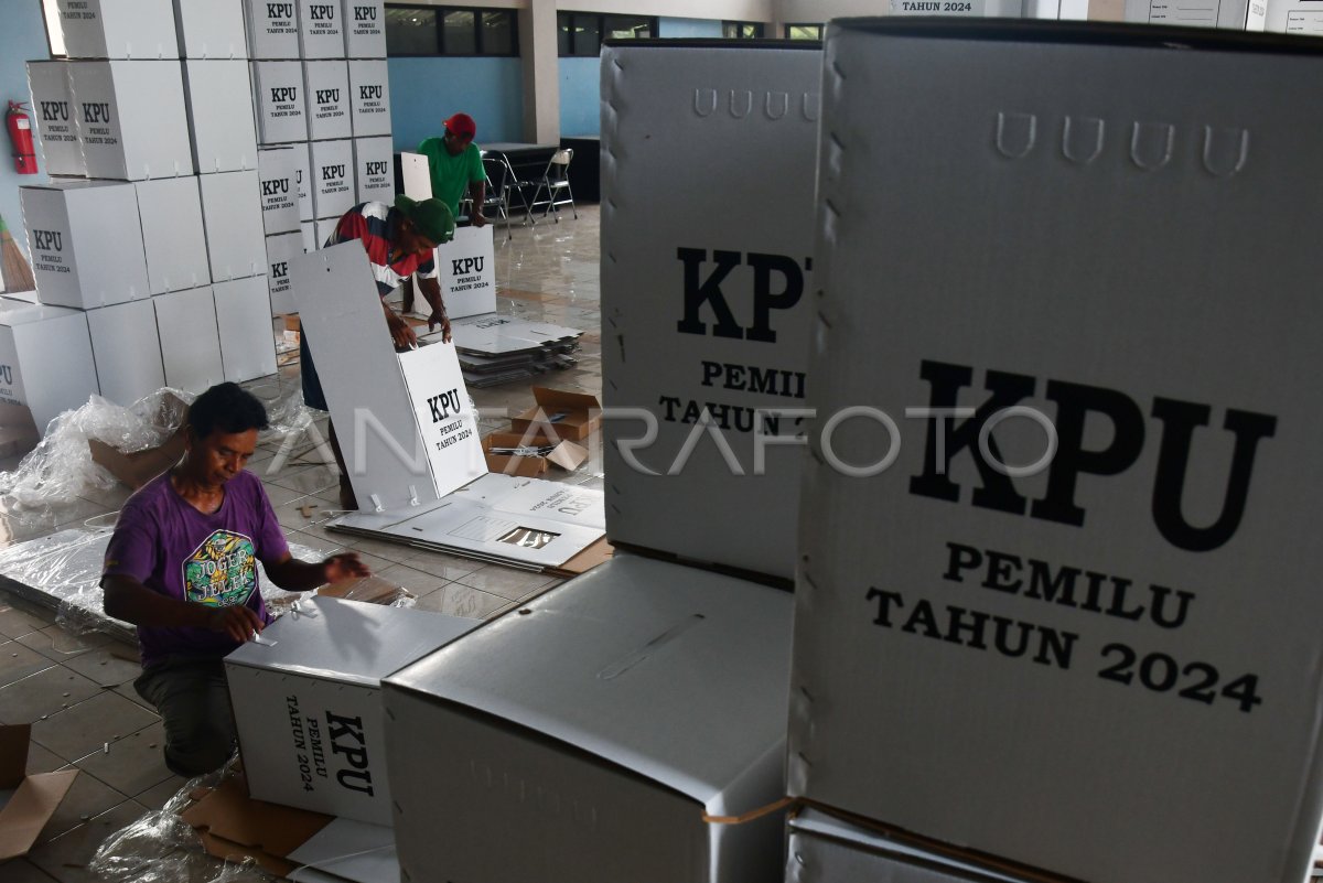 Perakitan kotak suara Pemilu 2024 di Madiun | ANTARA Foto