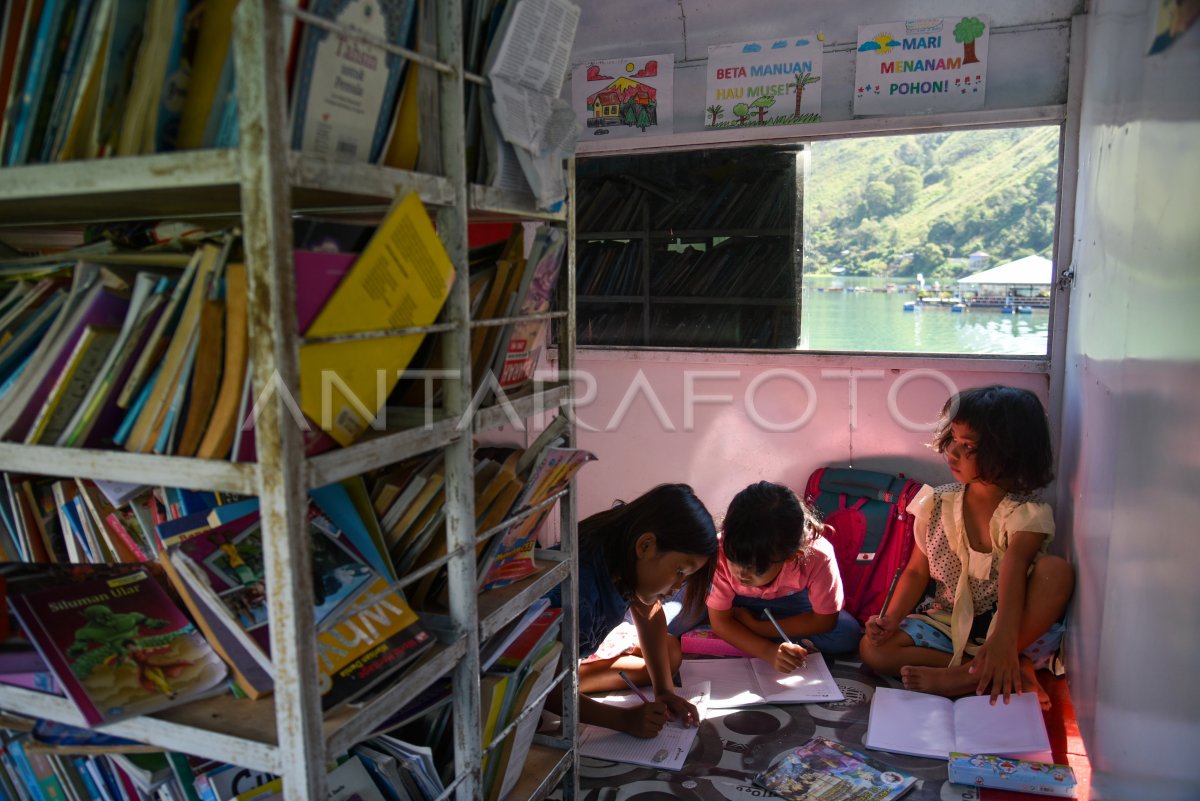 Kapal belajar di Danau Toba | ANTARA Foto