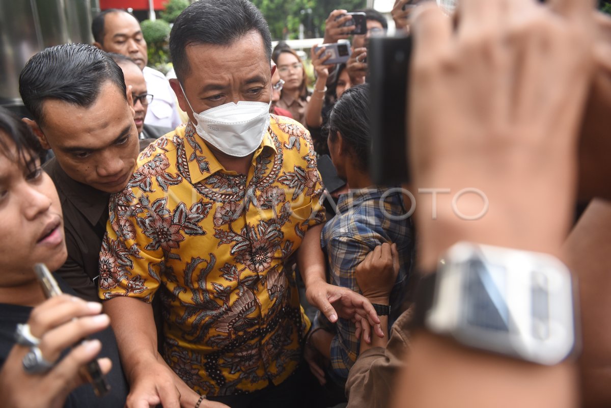 Pemeriksaan tersangka Sekda Kota Bandung | ANTARA Foto Pemeriksaan tersangka Sekda Kota Bandung | ANTARA Foto