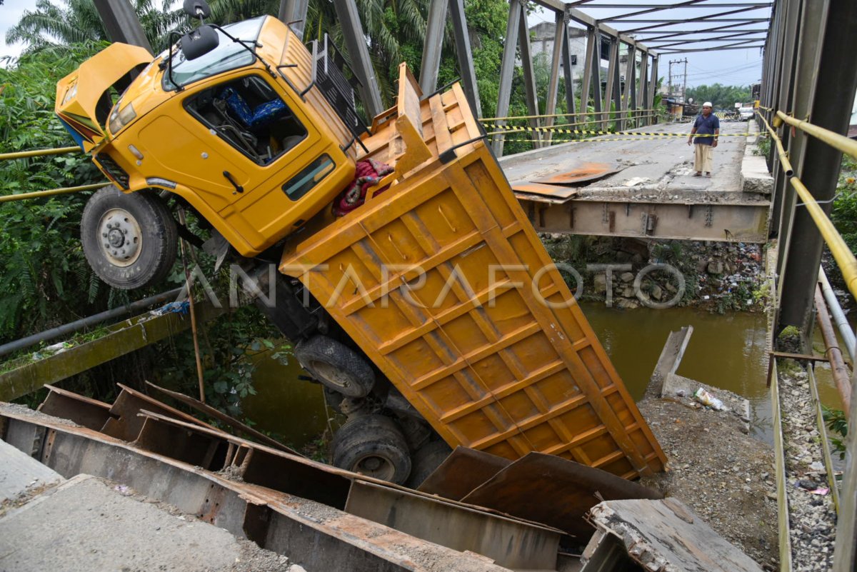 Jembatan ambrol di Langkat | ANTARA Foto Jembatan ambrol di Langkat | ANTARA Foto