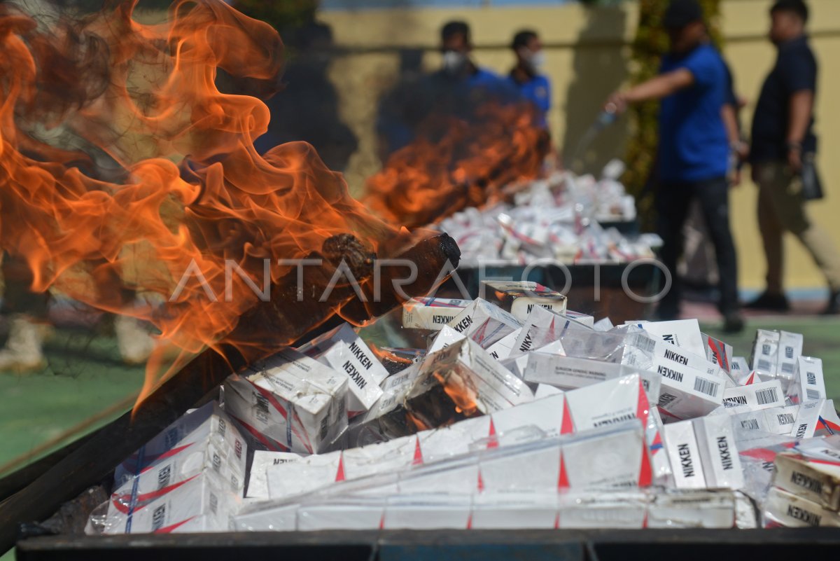 Pemusnahan rokok impor ilegal di Aceh | ANTARA Foto