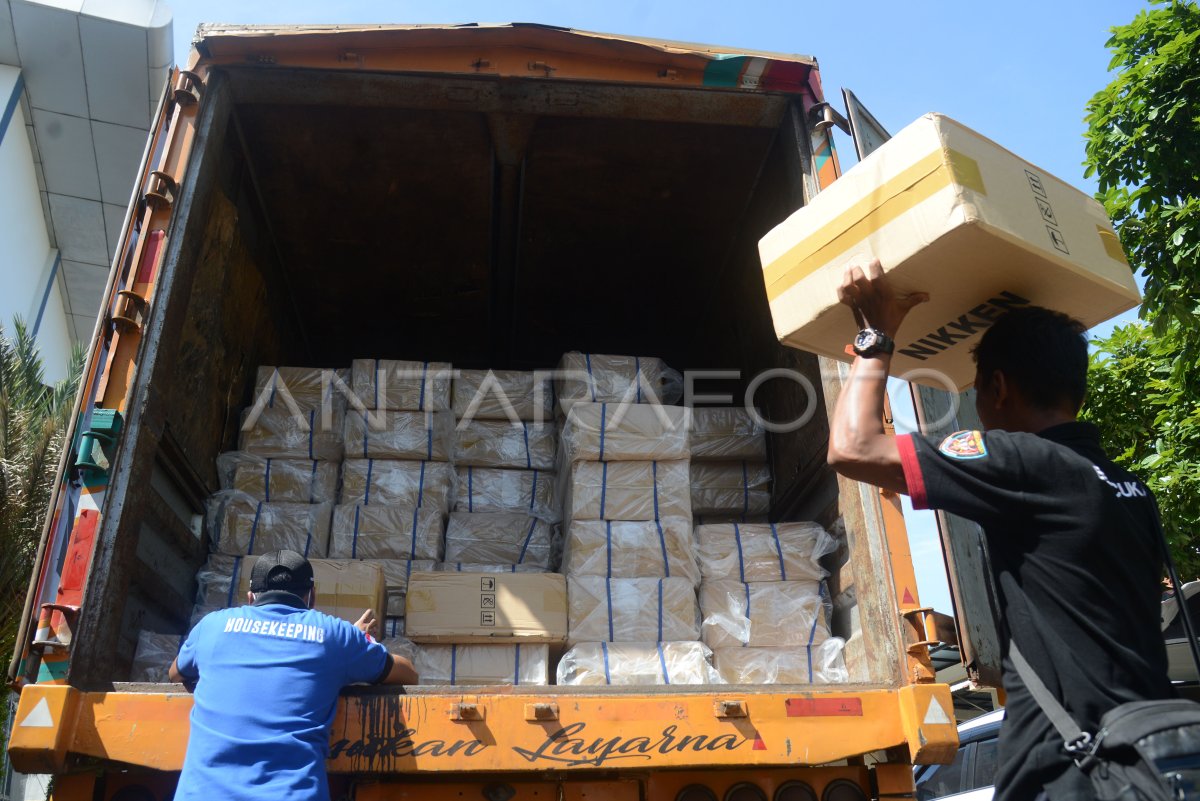 Pemusnahan rokok impor ilegal di Aceh | ANTARA Foto