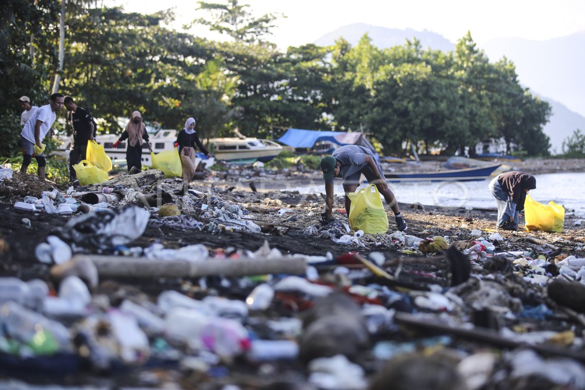 Aksi bersih sampah di Pantai Gambesi Ternate | ANTARA Foto