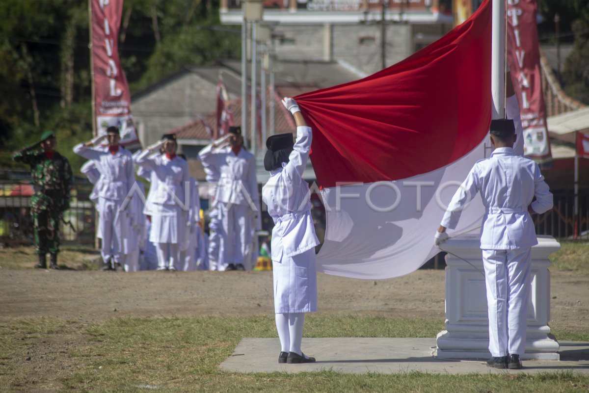 Pengibaran bendera Merah Putih di lereng Gunung Merbabu Merapi | ANTARA Foto