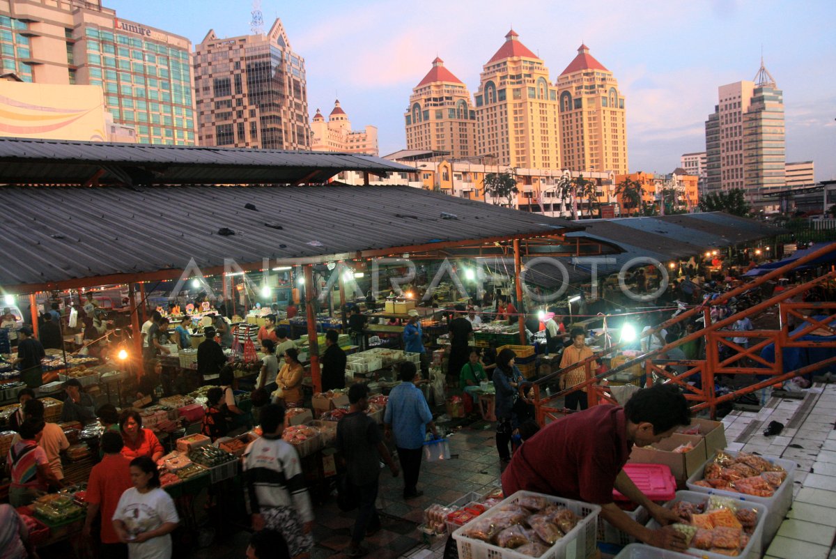 PASAR KUE SUBUH | ANTARA Foto PASAR KUE SUBUH | ANTARA Foto
