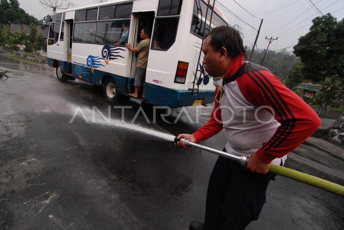 BERSIHKAN DEBU VULKANIK | ANTARA Foto BERSIHKAN DEBU VULKANIK | ANTARA Foto