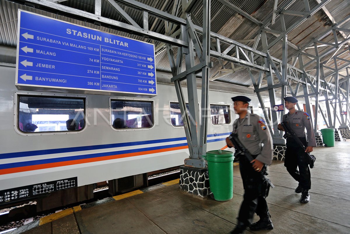 PENGAMANAN MUDIK PENUMPANG KA | ANTARA Foto PENGAMANAN MUDIK PENUMPANG KA | ANTARA Foto