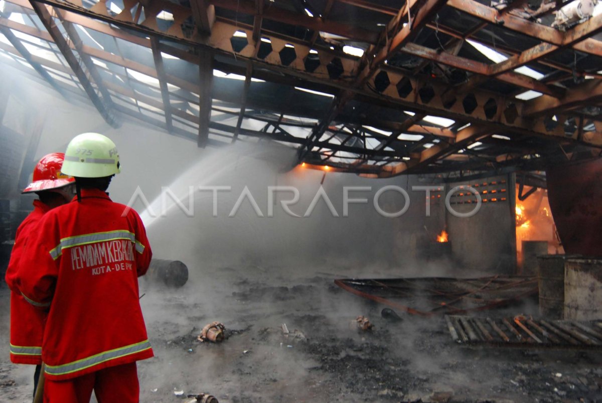 KEBAKARAN PABRIK | ANTARA Foto
