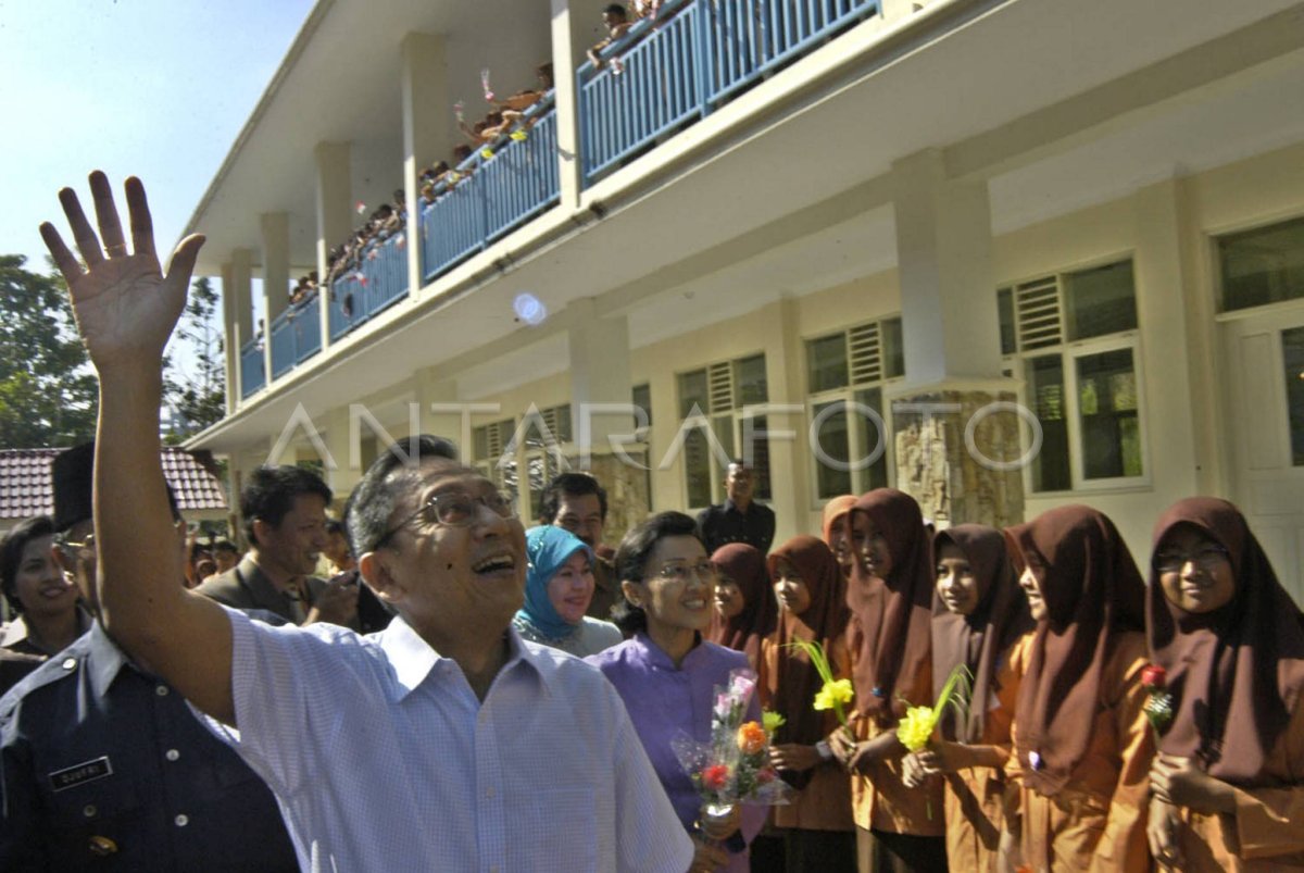 LAMBAIKAN TANGAN | ANTARA Foto LAMBAIKAN TANGAN | ANTARA Foto