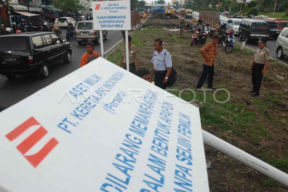PENGHENTIAN PROYEK FLYOVER | ANTARA Foto PENGHENTIAN PROYEK FLYOVER | ANTARA Foto