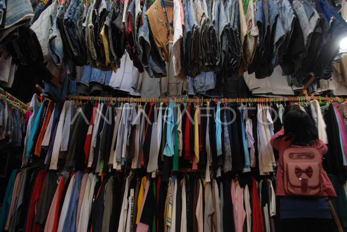 PAKAIAN BEKAS DIMINATI | ANTARA Foto PAKAIAN BEKAS DIMINATI | ANTARA Foto