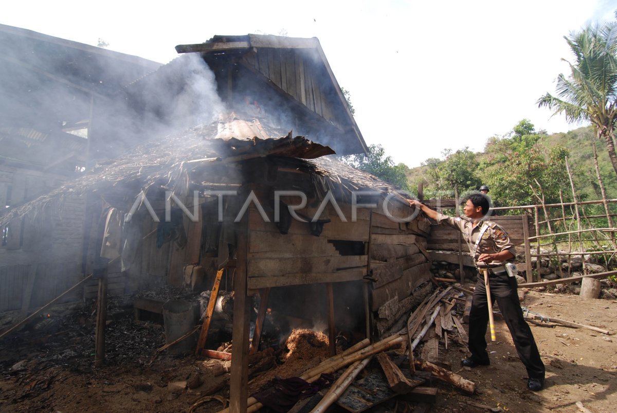 RUMAH DIBAKAR WARGA | ANTARA Foto