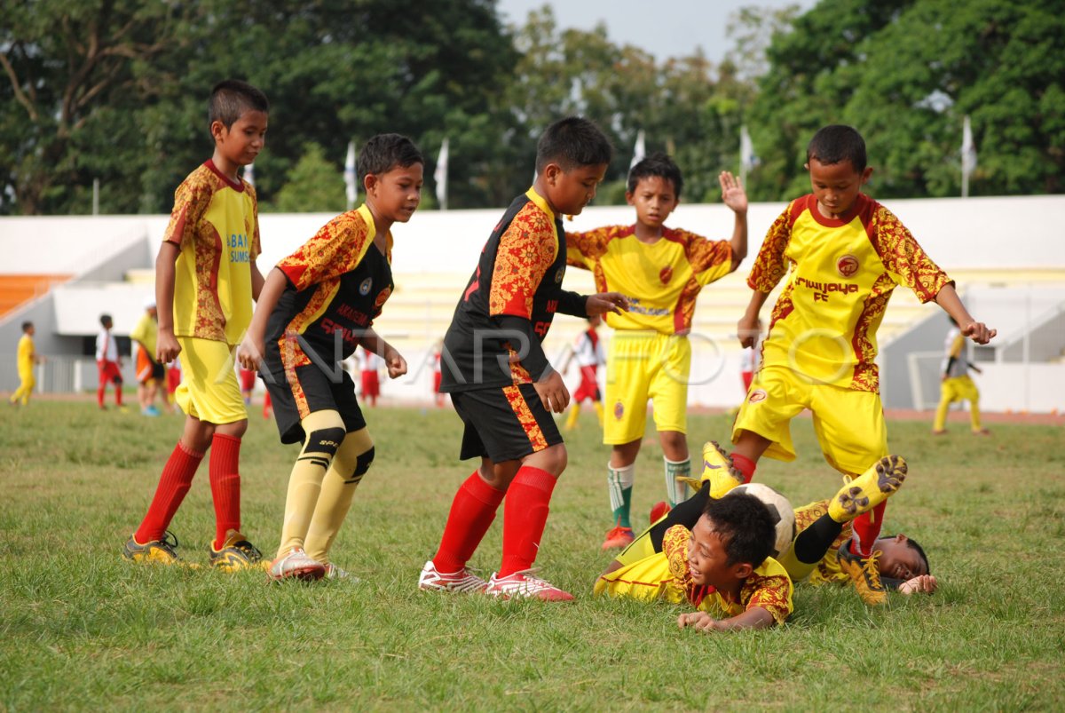 SEKOLAH SEPAK BOLA | ANTARA Foto SEKOLAH SEPAK BOLA | ANTARA Foto