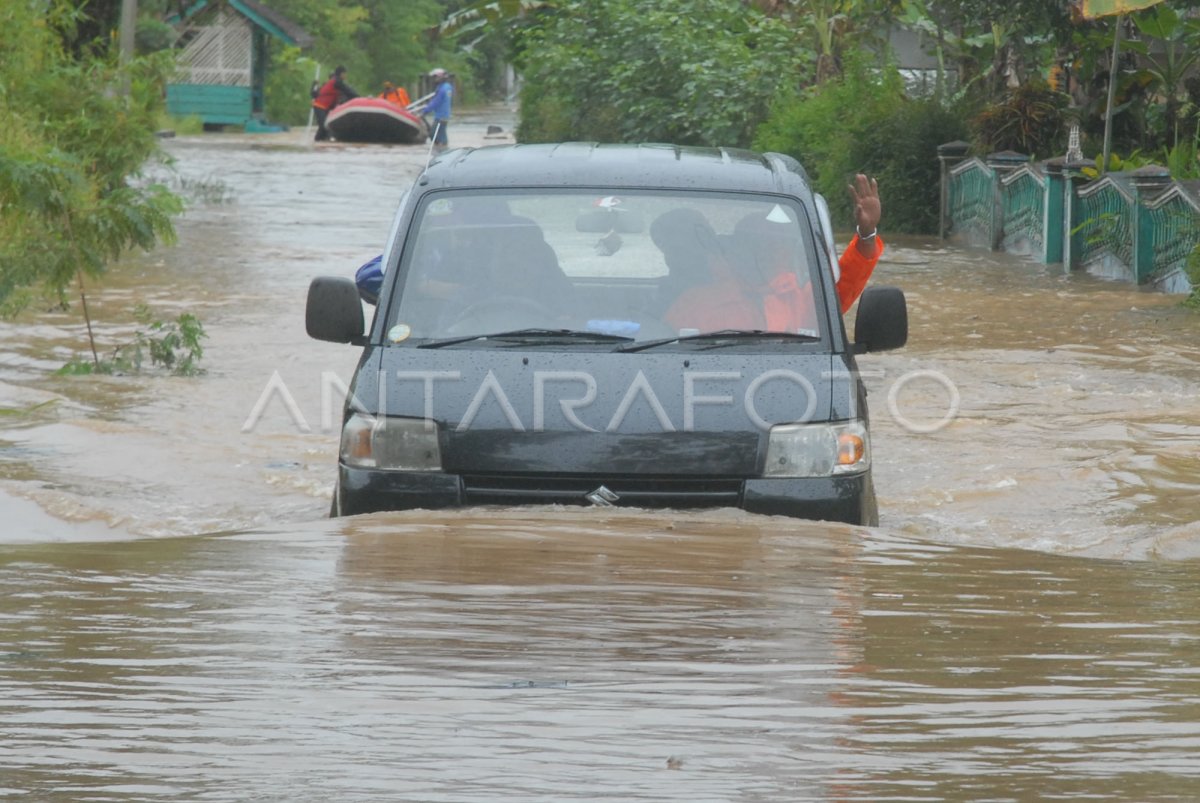 BANJIR AKIBAT TANGGUL JEBOL | ANTARA Foto