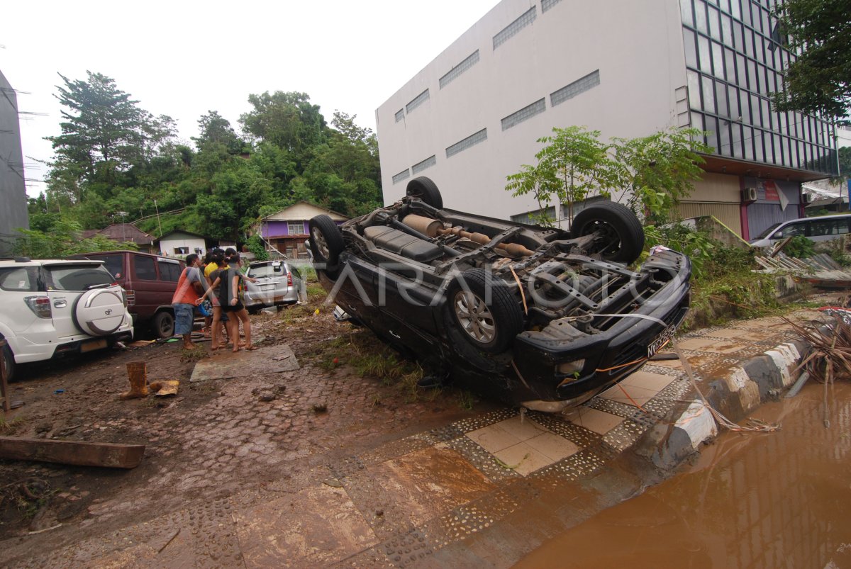 MOBIL TERBALIK AKIBAT BANJIR | ANTARA Foto