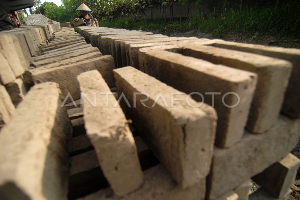 PENGERINGAN BATU BATA | ANTARA Foto