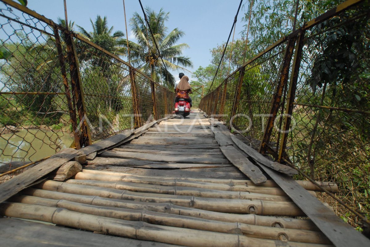JEMBATAN GANTUNG RUSAK | ANTARA Foto