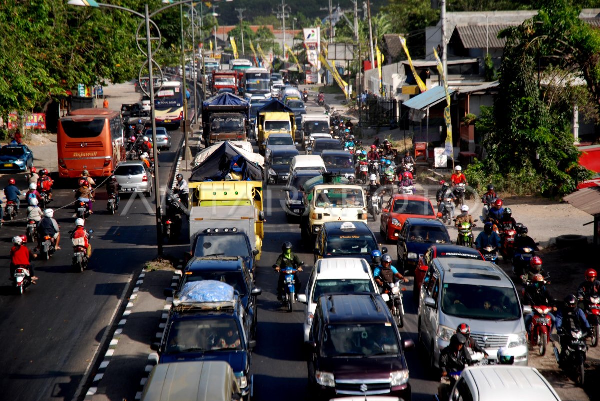 KEMACETAN ARUS MUDIK SEMARANG | ANTARA Foto KEMACETAN ARUS MUDIK SEMARANG | ANTARA Foto