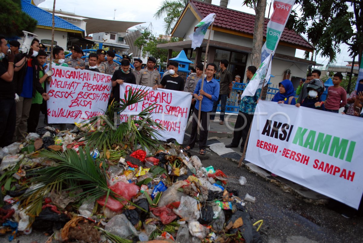 DEMO SAMPAH PEKANBARU | ANTARA Foto