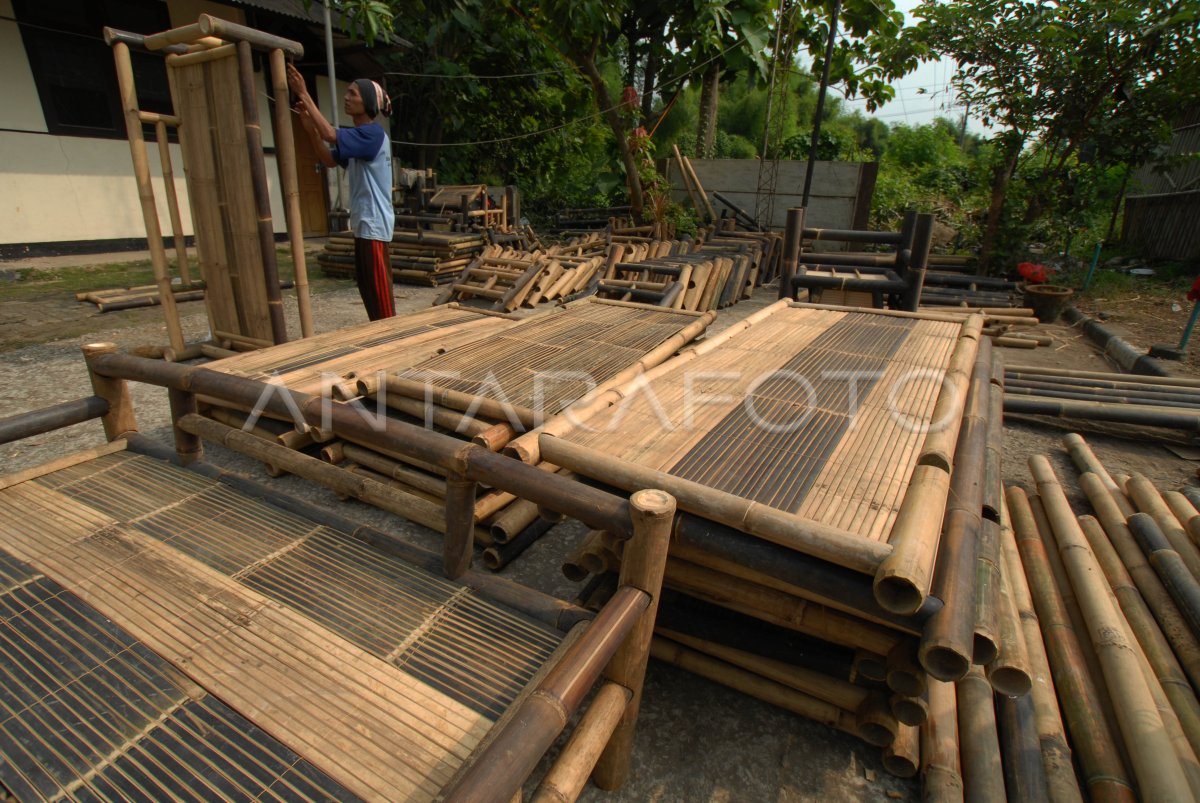 KERAJINAN BERBAHAN BAMBU | ANTARA Foto