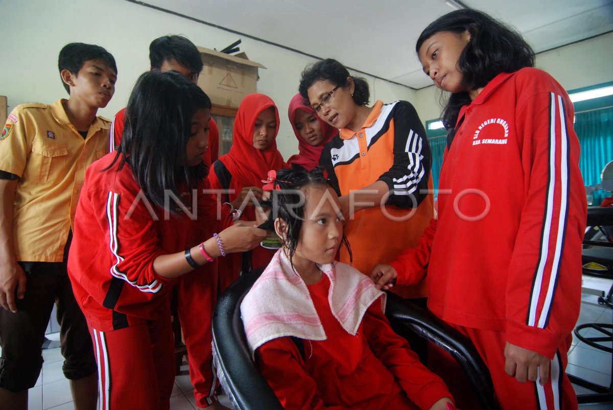 PELATIHAN KETRAMPILAN KERJA SISWA SLB | ANTARA Foto PELATIHAN KETRAMPILAN KERJA SISWA SLB | ANTARA Foto