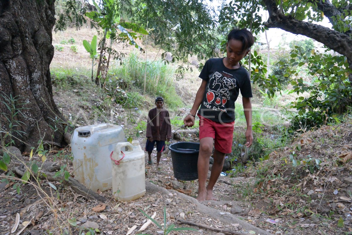 WARGA KESULITAN AIR BERSIH | ANTARA Foto