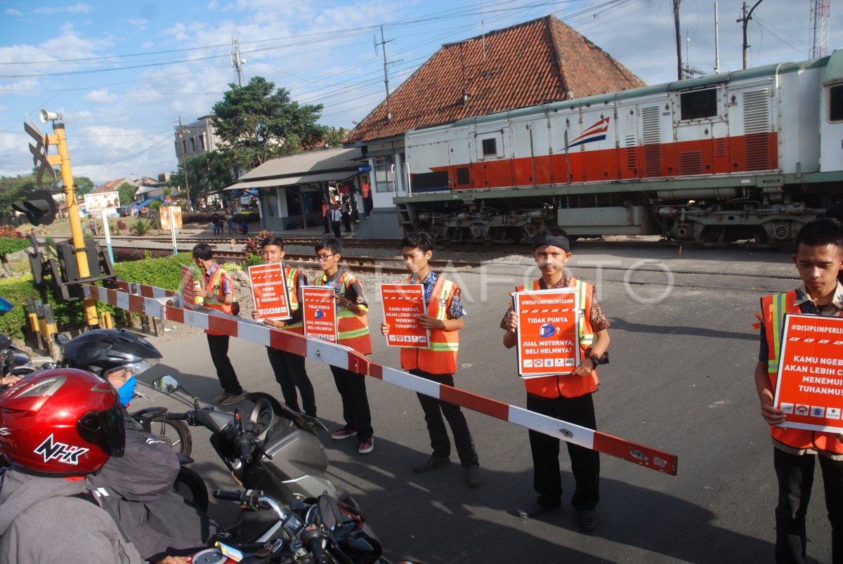 SOSIALISASI KESELAMATAN PERLINTASAN KA | ANTARA Foto