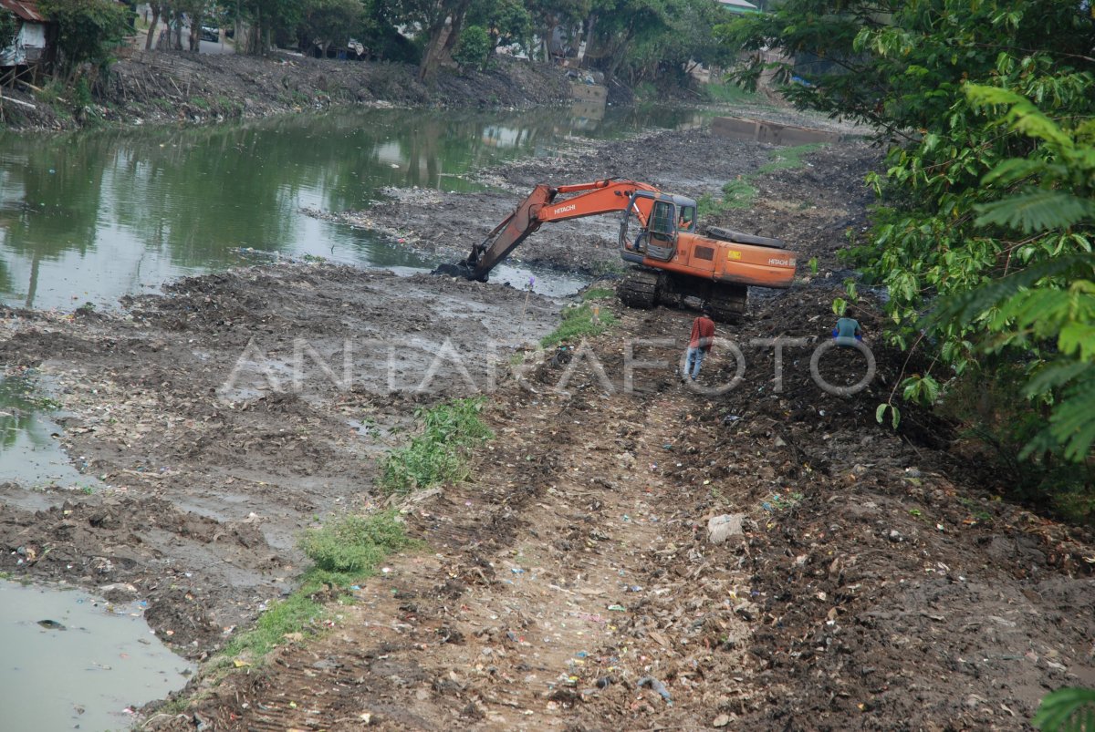 PENGERUKAN MATERIAL SUNGAI CITARUM | ANTARA Foto