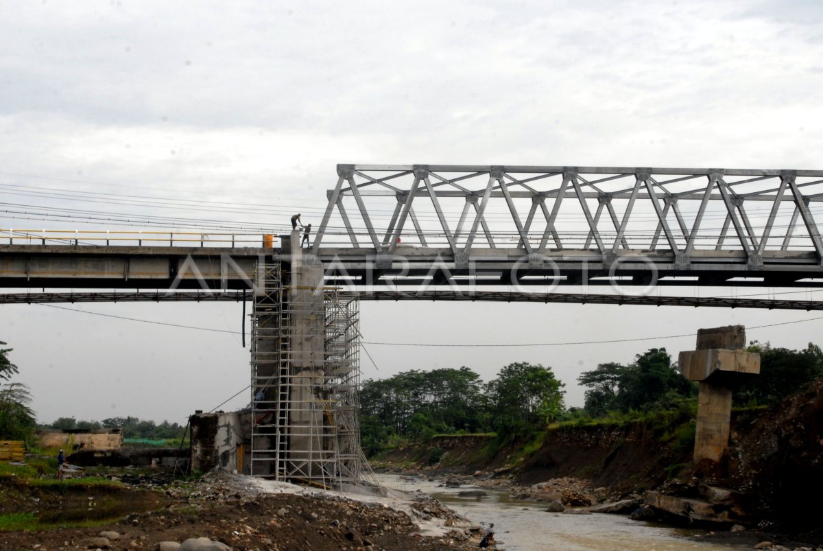 PEMBANGUNAN JEMBATAN CIPAMINGKIS BOGOR | ANTARA Foto