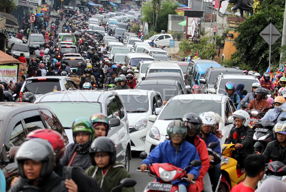 KEMACETAN JALUR PUNCAK JELANG TAHUN BARU | ANTARA Foto