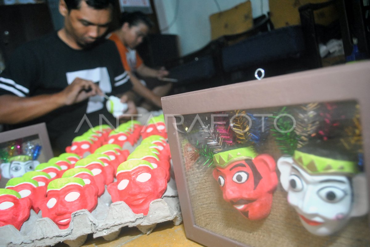 KERAJINAN HIASAN TOPENG ONDEL-ONDEL BETAWI | ANTARA Foto