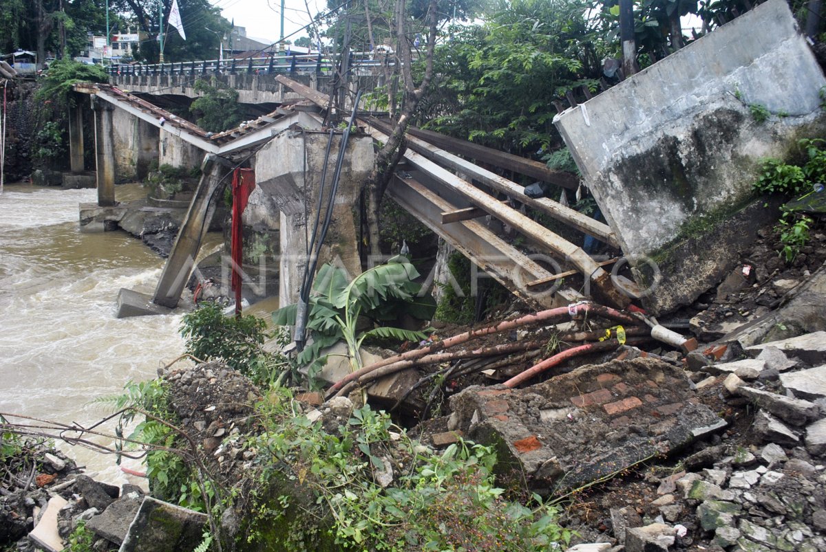 TIANG PENYANGGA JEMBATAN AMBRUK | ANTARA Foto TIANG PENYANGGA JEMBATAN AMBRUK | ANTARA Foto