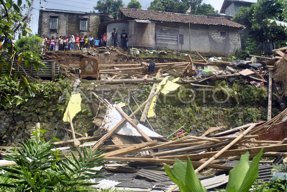BENCANA LONGSOR DI BOGOR | ANTARA Foto
