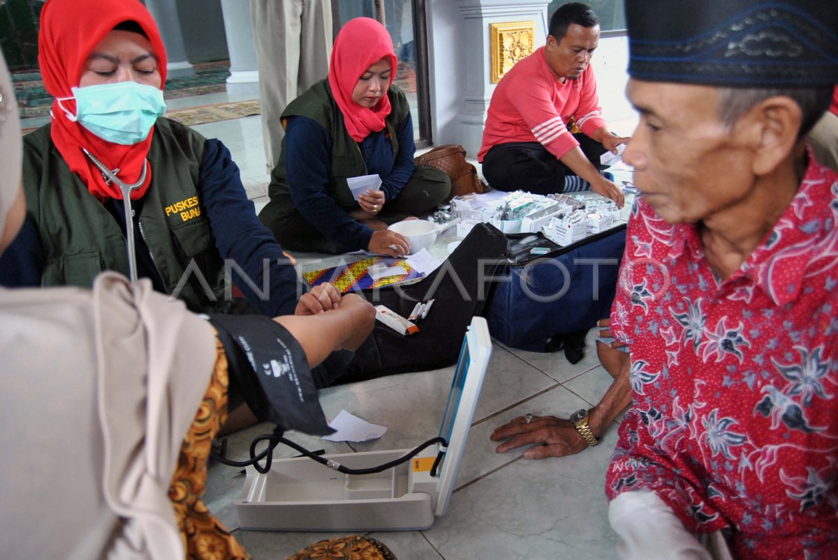 PEMERIKSAAN KESEHATAN KORBAN BANJIR BANDANG | ANTARA Foto