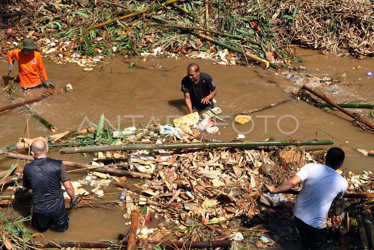 BERSIHKAN SAMPAH KALIBARU DI TENGAH PANDEMI COVID-19 | ANTARA Foto