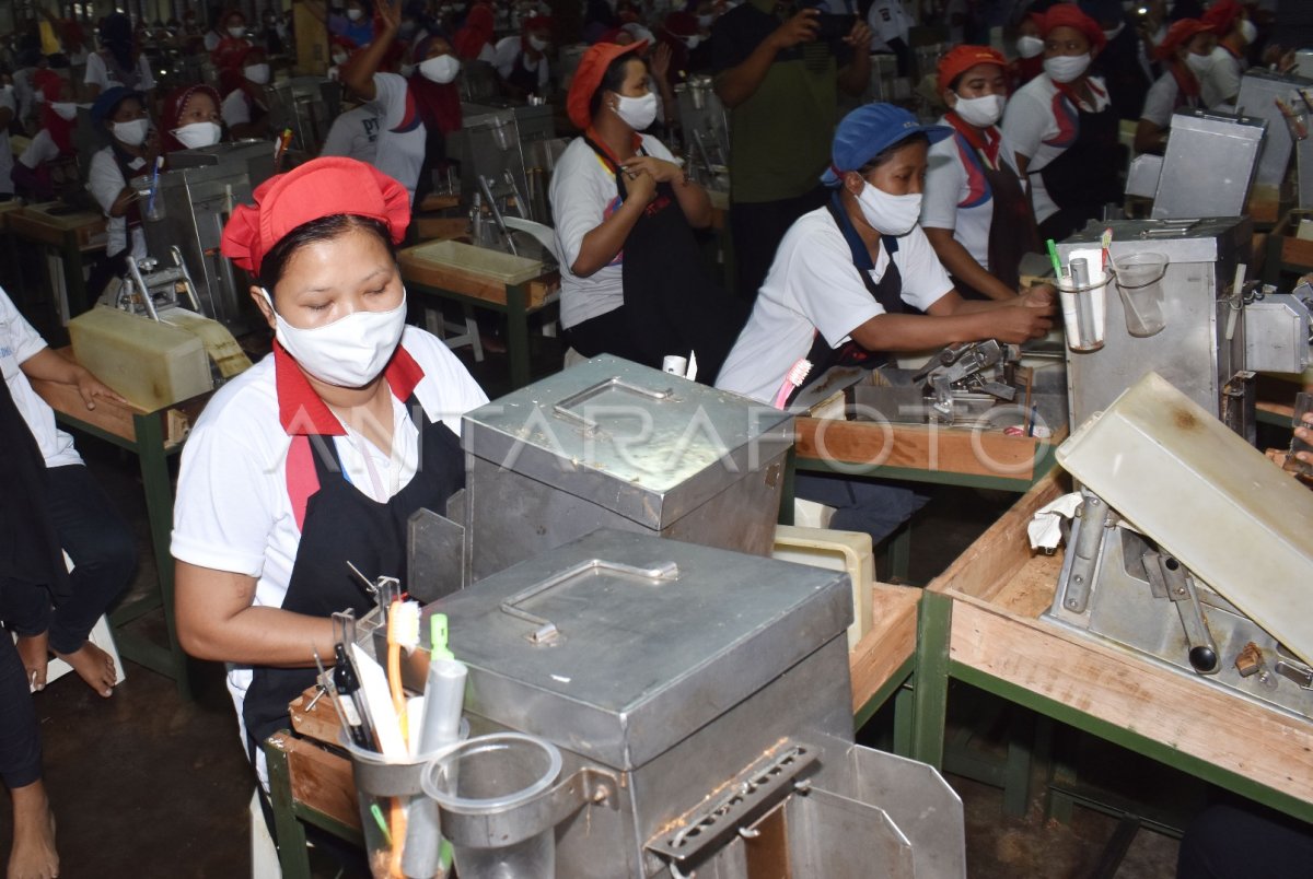 PABRIK ROKOK YANG DILIBURKAN AKIBAT COVID-19 BEROPERASI LAGI | ANTARA Foto