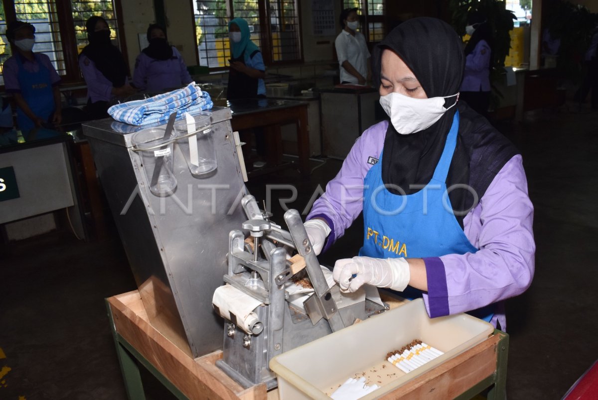 PABRIK ROKOK YANG DILIBURKAN AKIBAT COVID-19 BEROPERASI LAGI | ANTARA Foto