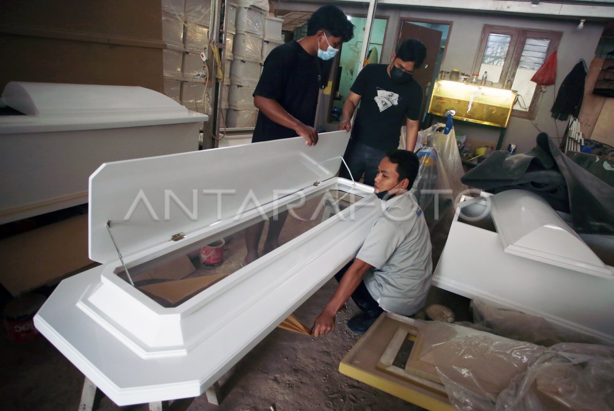 PERMINTAAN PETI MATI KHUSUS COVID-19 MENINGKAT TAJAM | ANTARA Foto