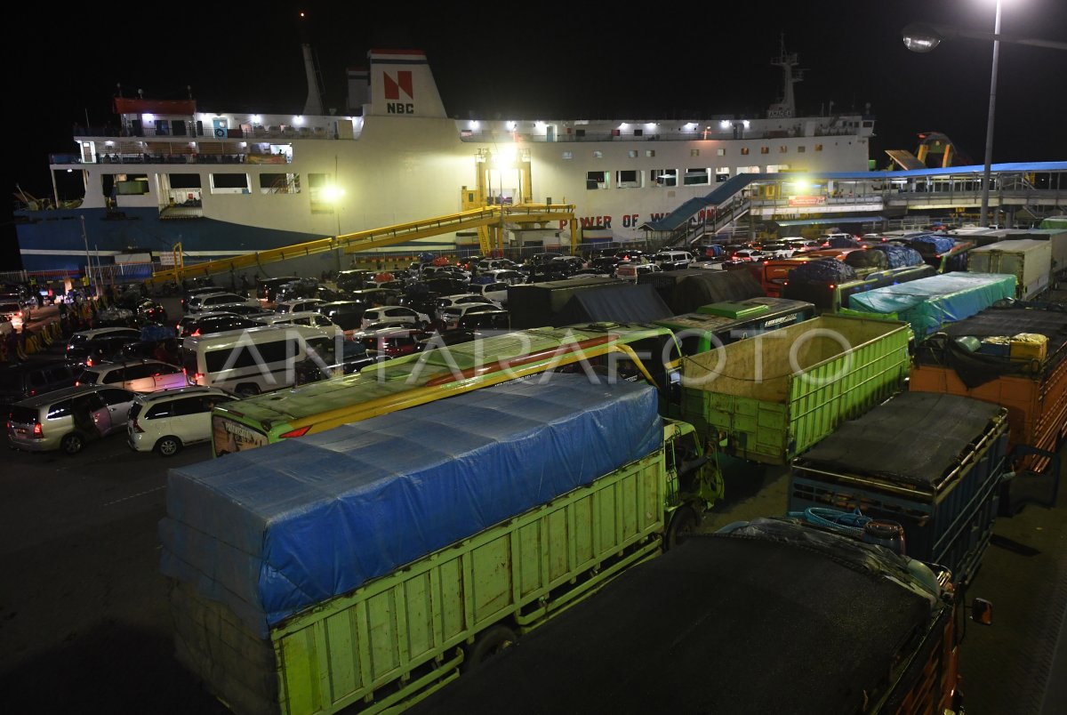 ARUS MUDIK PELABUHAN MERAK | ANTARA Foto