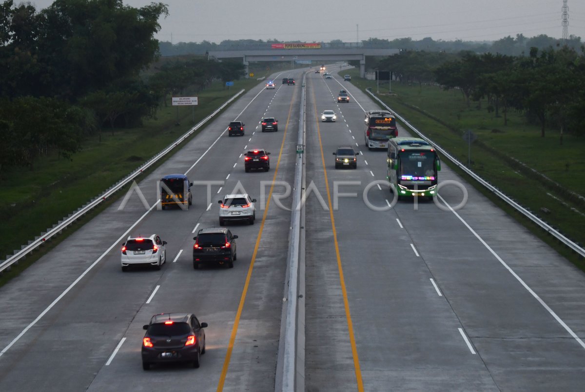 ARUS MUDIK DI JALAN TOL MADIUN | ANTARA Foto