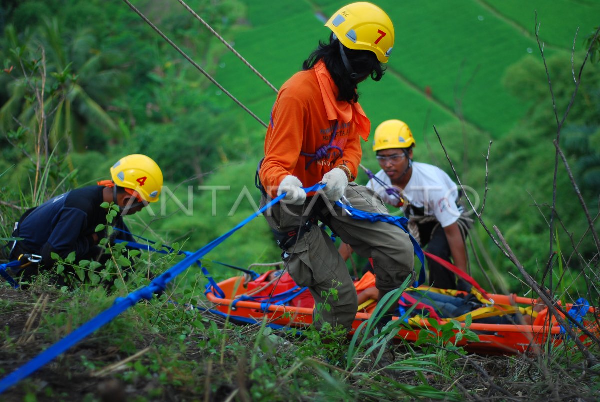 PELATIHAN PENANGANAN BENCANA | ANTARA Foto