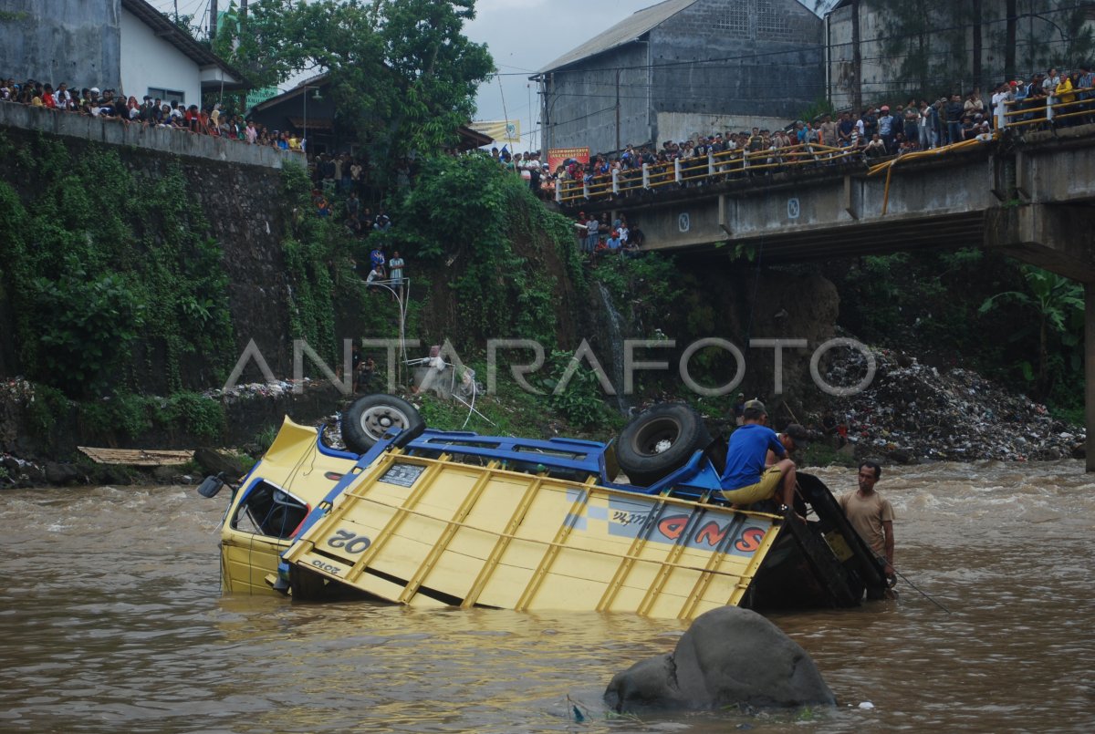 TRUK TERJUN KE SUNGAI | ANTARA Foto TRUK TERJUN KE SUNGAI | ANTARA Foto