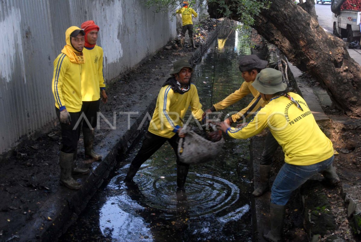 BERSIHKAN SALURAN IRIGASI | ANTARA Foto BERSIHKAN SALURAN IRIGASI | ANTARA Foto