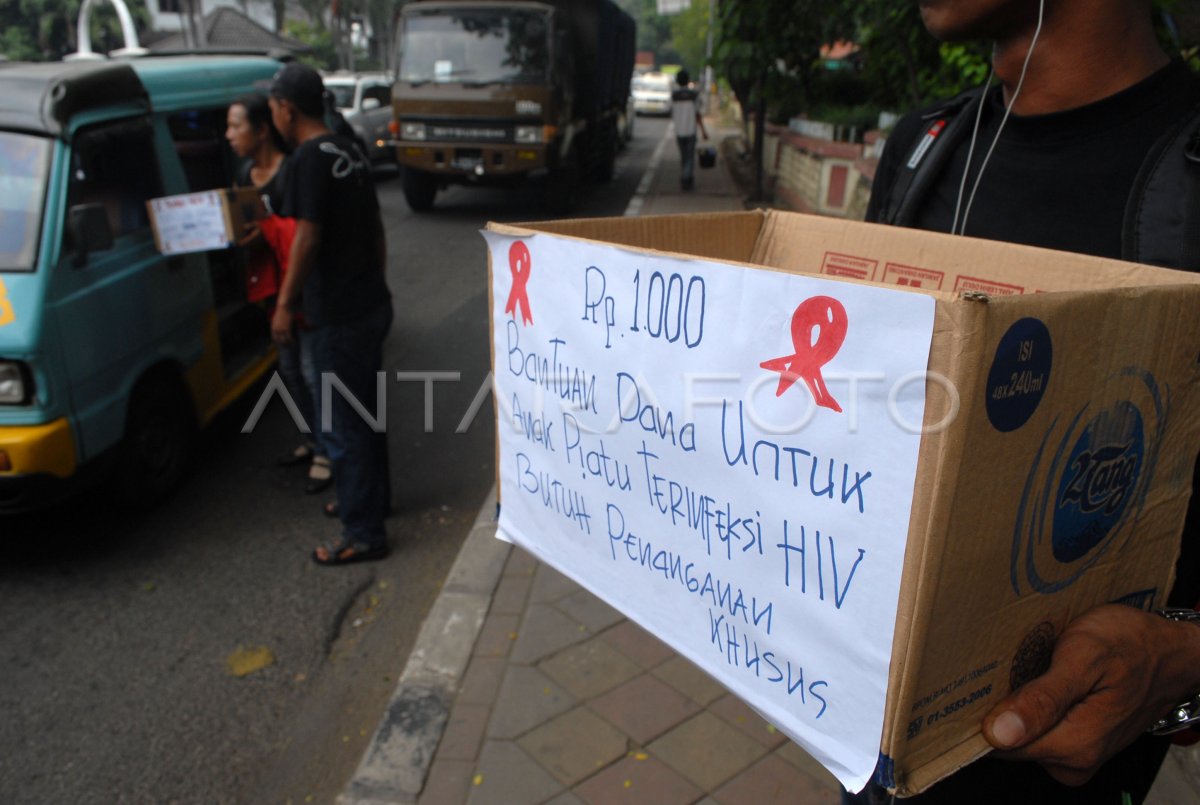 AKSI PEDULI KORBAN AIDS | ANTARA Foto AKSI PEDULI KORBAN AIDS | ANTARA Foto