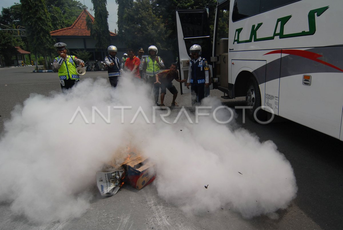 SIMULASI PENANGGULANGAN KEBAKARAN BUS | ANTARA Foto